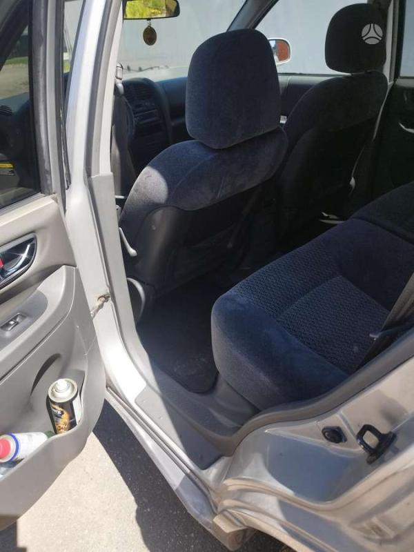Grey Hyundai Santa Fe 2004 in Ukmerge, with an engine capacity of 2.35 L and mileage of 211 thousand km for 1800 €, photo 8 on AUTOMOTO.COM.LV