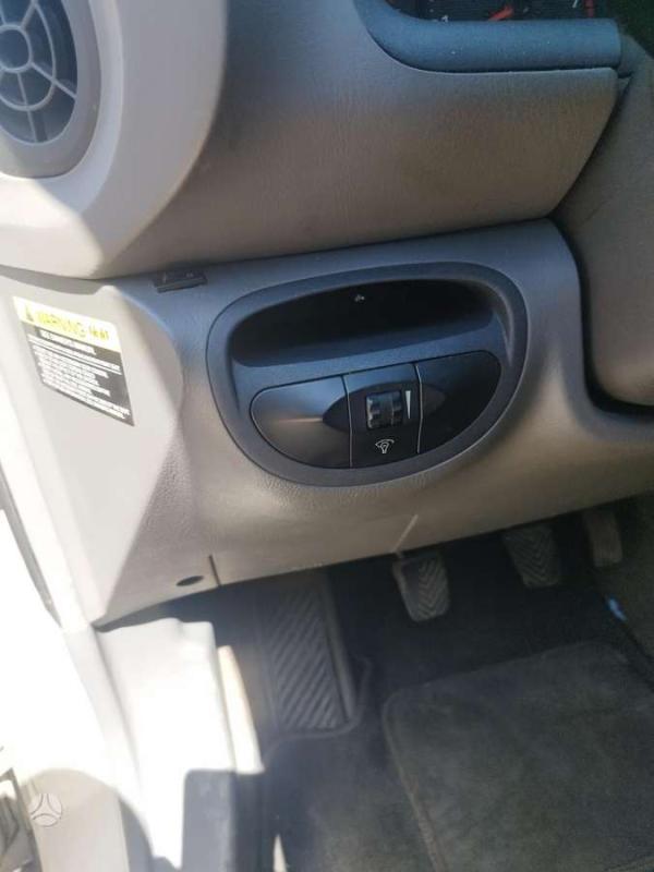 Grey Hyundai Santa Fe 2004 in Ukmerge, with an engine capacity of 2.35 L and mileage of 211 thousand km for 1800 €, photo 9 on AUTOMOTO.COM.LV