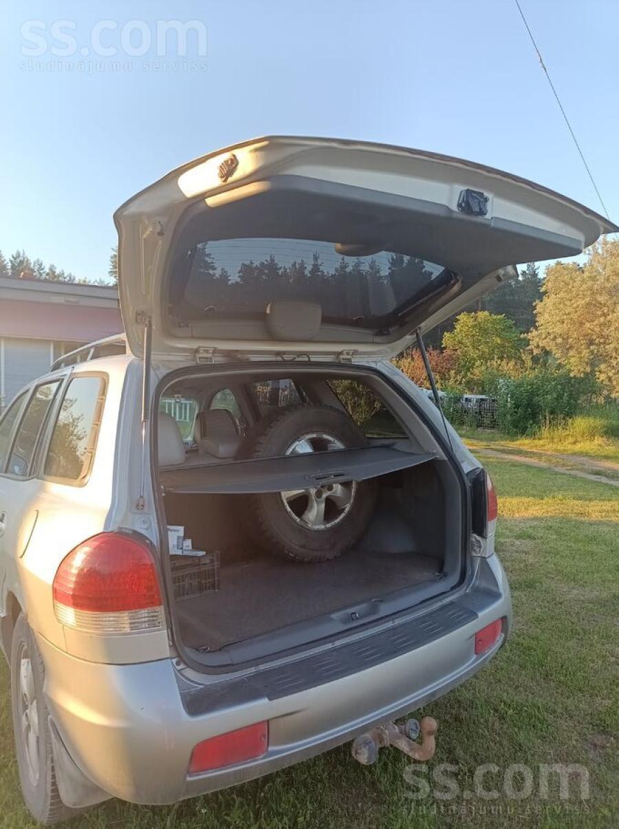 Grey Hyundai Santa Fe 2004 in Daugavpils, with an engine capacity of 2.70 L and mileage of 211 thousand km for 1600 €, photo 5 on AUTOMOTO.COM.LV