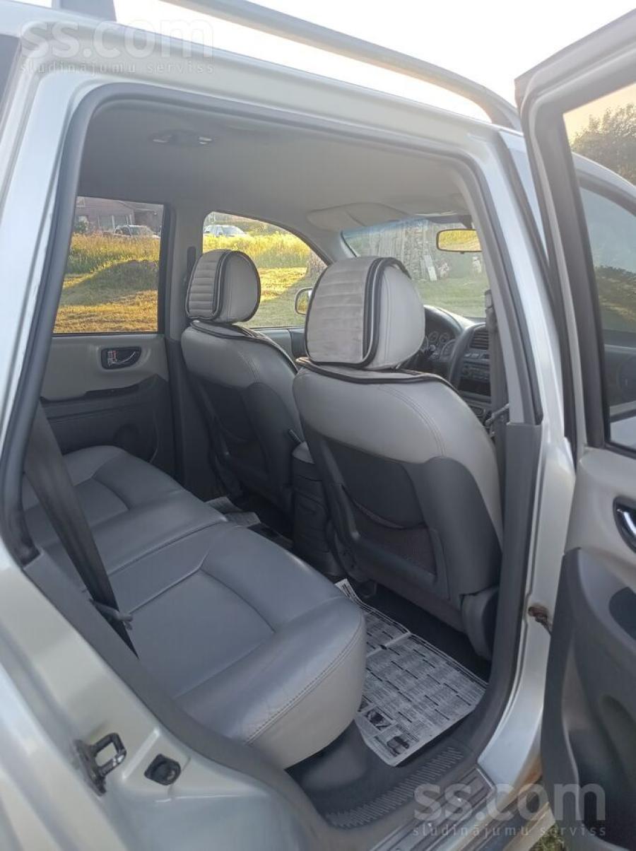 Grey Hyundai Santa Fe 2004 in Daugavpils, with an engine capacity of 2.70 L and mileage of 211 thousand km for 1600 €, photo 12 on AUTOMOTO.COM.LV
