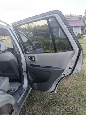 Grey Hyundai Santa Fe 2004 in Daugavpils, with an engine capacity of 2.70 L and mileage of 211 thousand km for 1600 €, photo 13 on AUTOMOTO.COM.LV