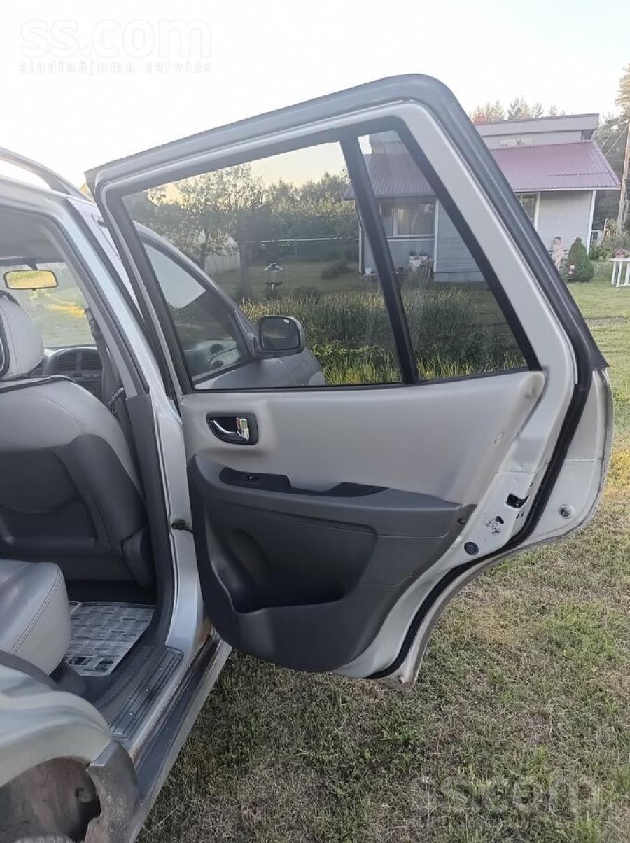 Grey Hyundai Santa Fe 2004 in Daugavpils, with an engine capacity of 2.70 L and mileage of 211 thousand km for 1600 €, photo 13 on AUTOMOTO.COM.LV