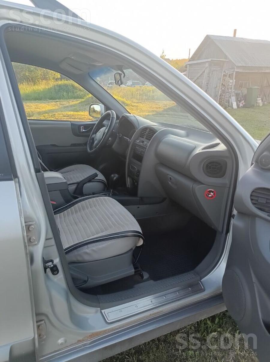 Grey Hyundai Santa Fe 2004 in Daugavpils, with an engine capacity of 2.70 L and mileage of 211 thousand km for 1600 €, photo 14 on AUTOMOTO.COM.LV