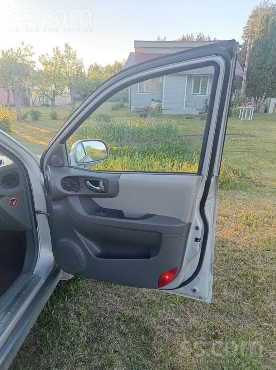 Grey Hyundai Santa Fe 2004 in Daugavpils, with an engine capacity of 2.70 L and mileage of 211 thousand km for 1600 €, photo 15 on AUTOMOTO.COM.LV