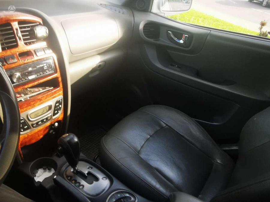Grey Hyundai Santa Fe 2004 in Vilnius, with an engine capacity of 1.99 L and mileage of 274 thousand km for 2690 €, photo 3 on AUTOMOTO.COM.LV