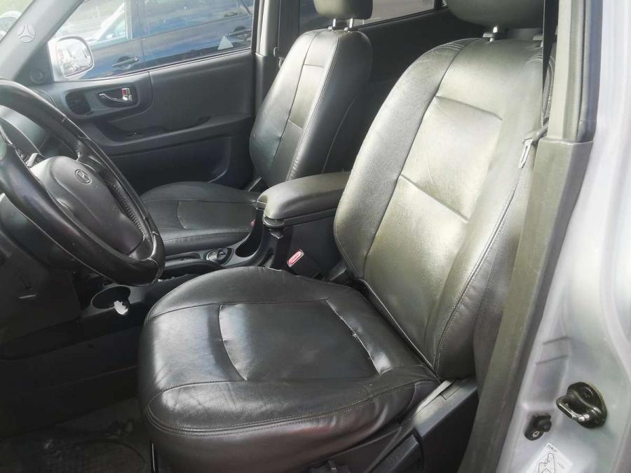 Grey Hyundai Santa Fe 2004 in Vilnius, with an engine capacity of 1.99 L and mileage of 274 thousand km for 2690 €, photo 5 on AUTOMOTO.COM.LV