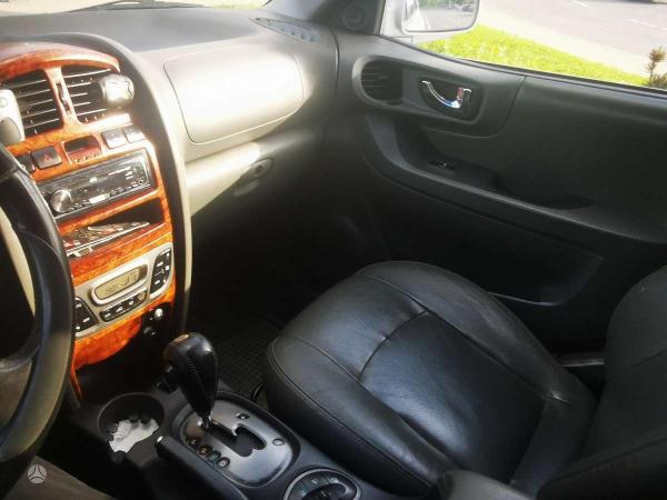 Pelēks Hyundai Santa Fe 2004 Viļņa, ar dzinēja tilpumu 1.99 L un nobraukumu 274 tūkst. km par 2690 €, foto 5 vietnē AUTOMOTO.COM.LV