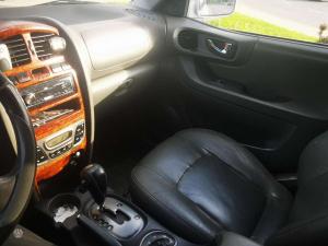Grey Hyundai Santa Fe 2004 in Vilnius, with an engine capacity of 1.99 L and mileage of 274 thousand km for 2690 €, photo 6 on AUTOMOTO.COM.LV