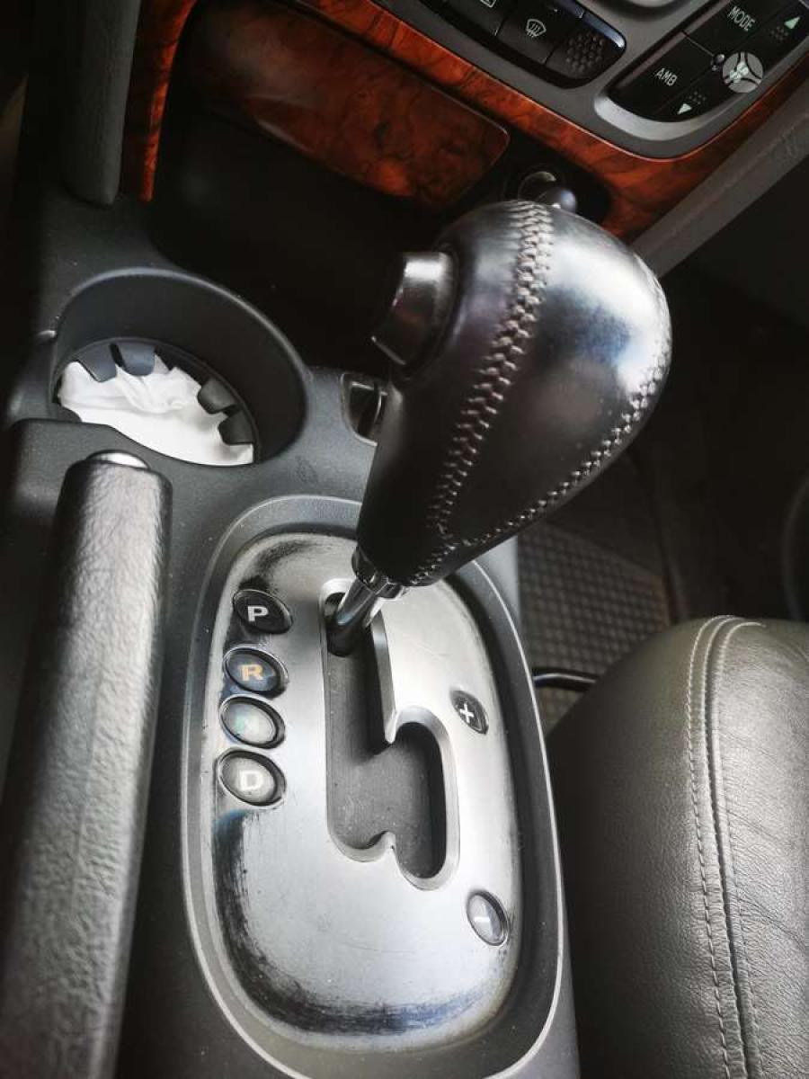 Grey Hyundai Santa Fe 2004 in Vilnius, with an engine capacity of 1.99 L and mileage of 274 thousand km for 2690 €, photo 19 on AUTOMOTO.COM.LV