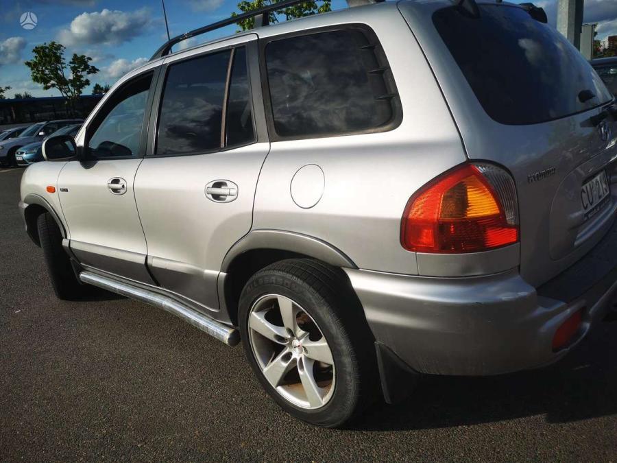 Grey Hyundai Santa Fe 2004 in Vilnius, with an engine capacity of 1.99 L and mileage of 269 thousand km for 2850 €, photo 1 on AUTOMOTO.COM.LV