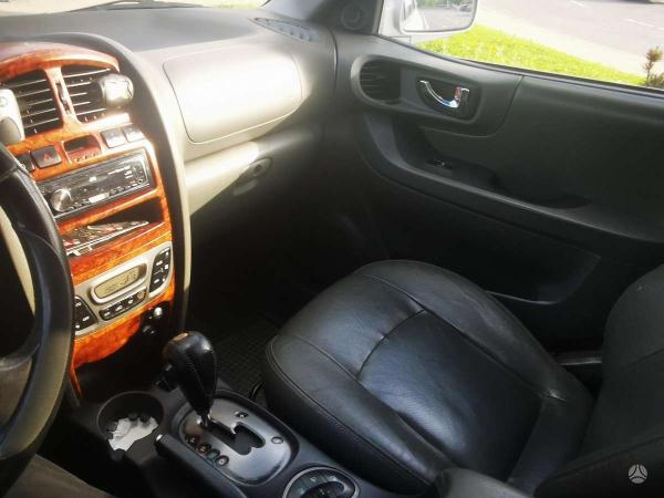 Pelēks Hyundai Santa Fe 2004 Viļņa, ar dzinēja tilpumu 1.99 L un nobraukumu 269 tūkst. km par 2850 €, foto 4 vietnē AUTOMOTO.COM.LV