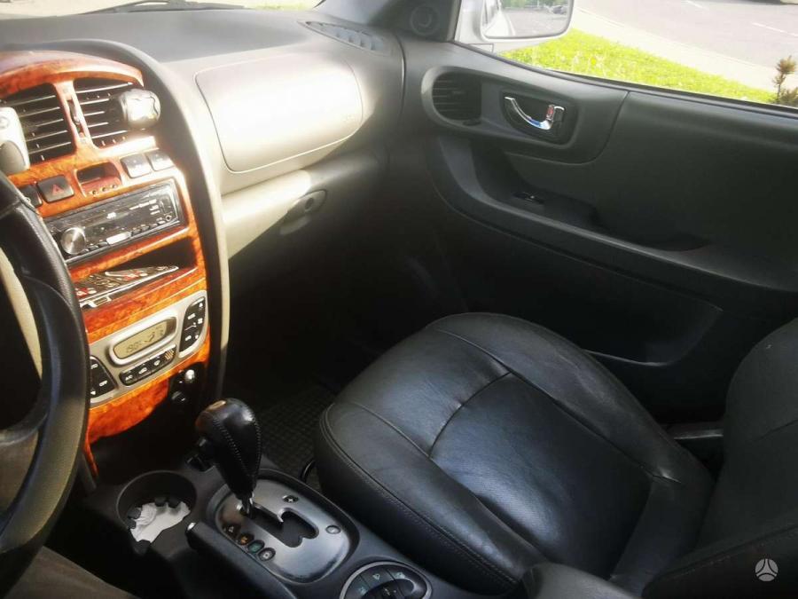 Grey Hyundai Santa Fe 2004 in Vilnius, with an engine capacity of 1.99 L and mileage of 269 thousand km for 2850 €, photo 5 on AUTOMOTO.COM.LV