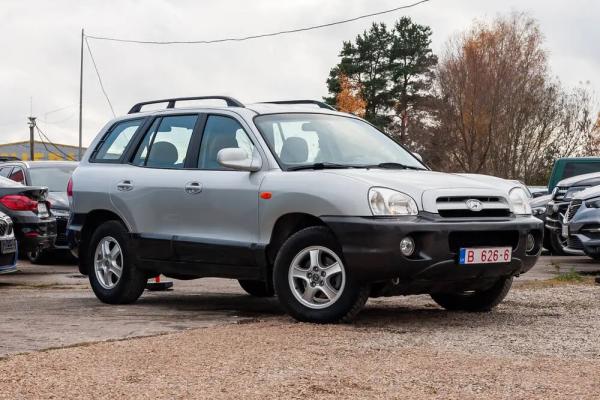 Grey Hyundai Santa Fe 2005 in Riga, with an engine capacity of 2.00 L and mileage of 172 thousand km for 3995 €, photo 1 on AUTOMOTO.COM.LV