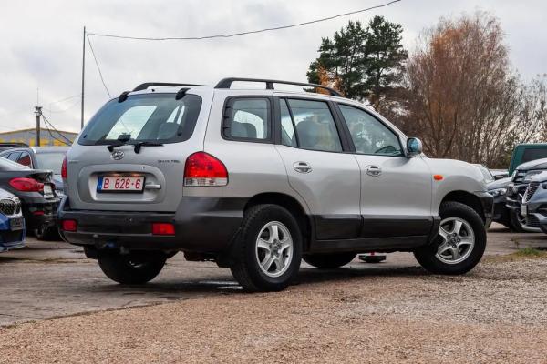 Grey Hyundai Santa Fe 2005 in Riga, with an engine capacity of 2.00 L and mileage of 172 thousand km for 3995 €, photo 4 on AUTOMOTO.COM.LV