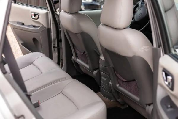 Grey Hyundai Santa Fe 2005 in Riga, with an engine capacity of 2.00 L and mileage of 172 thousand km for 3995 €, photo 8 on AUTOMOTO.COM.LV