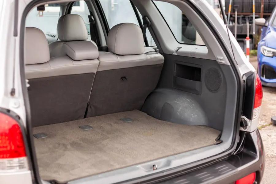 Pelēks Hyundai Santa Fe 2005 Rīga, ar dzinēja tilpumu 2.00 L un nobraukumu 172 tūkst. km par 3995 €, foto 12 vietnē AUTOMOTO.COM.LV