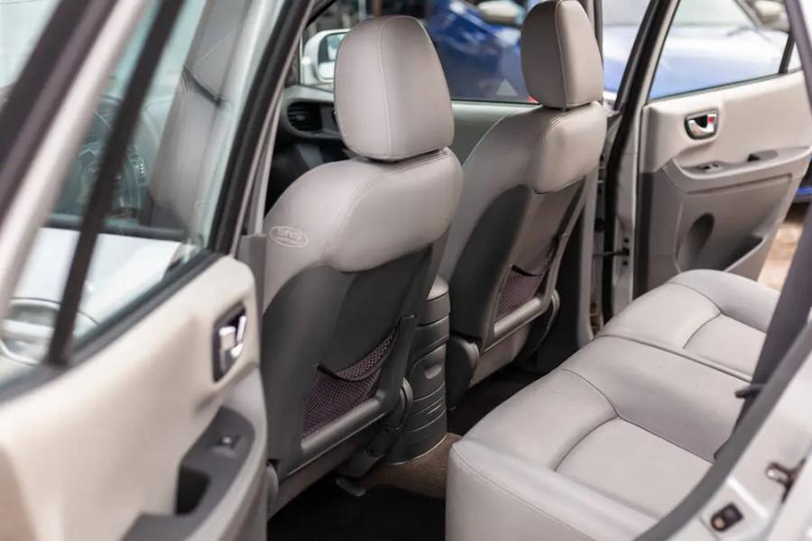 Pelēks Hyundai Santa Fe 2005 Rīga, ar dzinēja tilpumu 2.00 L un nobraukumu 172 tūkst. km par 3995 €, foto 13 vietnē AUTOMOTO.COM.LV