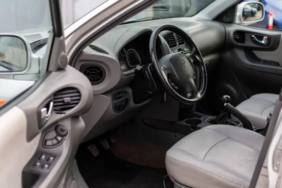 Pelēks Hyundai Santa Fe 2005 Rīga, ar dzinēja tilpumu 2.00 L un nobraukumu 172 tūkst. km par 3995 €, foto 14 vietnē AUTOMOTO.COM.LV
