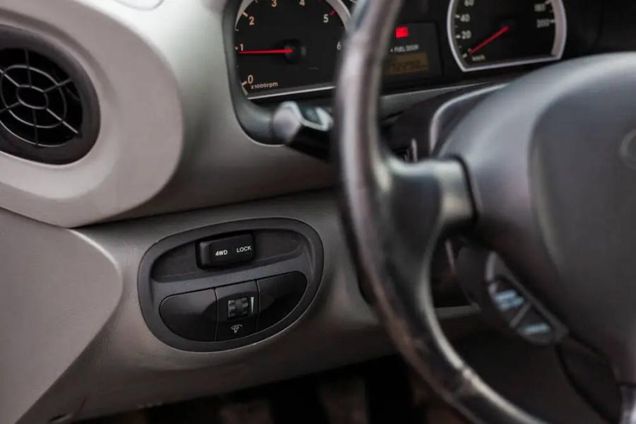 Pelēks Hyundai Santa Fe 2005 Rīga, ar dzinēja tilpumu 2.00 L un nobraukumu 172 tūkst. km par 3995 €, foto 16 vietnē AUTOMOTO.COM.LV
