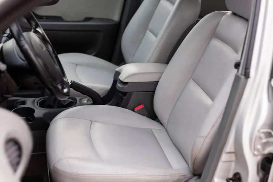 Pelēks Hyundai Santa Fe 2005 Rīga, ar dzinēja tilpumu 2.00 L un nobraukumu 172 tūkst. km par 3995 €, foto 17 vietnē AUTOMOTO.COM.LV