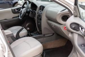 Pelēks Hyundai Santa Fe 2005 Rīga, ar dzinēja tilpumu 2.00 L un nobraukumu 172 tūkst. km par 3995 €, foto 18 vietnē AUTOMOTO.COM.LV