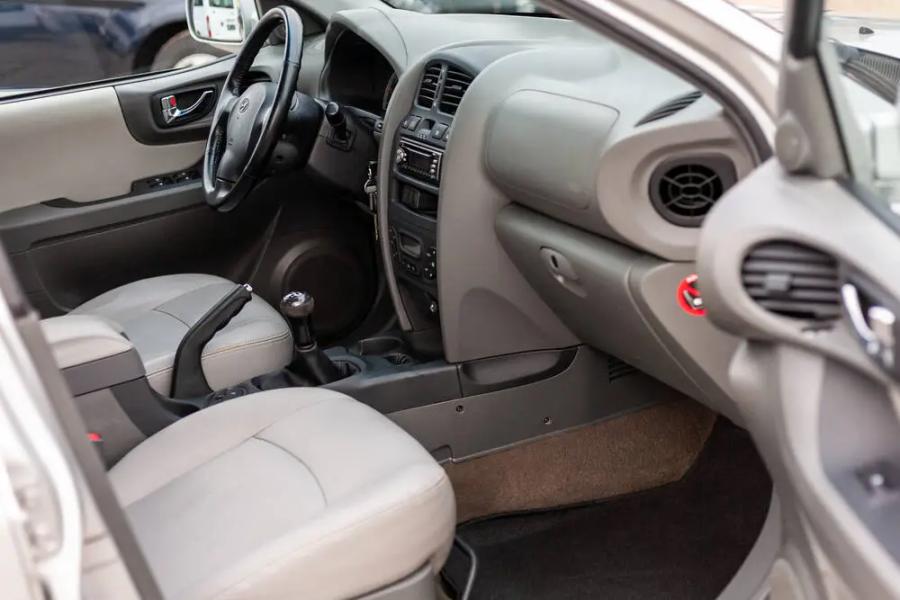 Pelēks Hyundai Santa Fe 2005 Rīga, ar dzinēja tilpumu 2.00 L un nobraukumu 172 tūkst. km par 3995 €, foto 18 vietnē AUTOMOTO.COM.LV