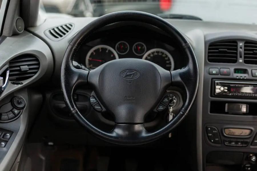 Pelēks Hyundai Santa Fe 2005 Rīga, ar dzinēja tilpumu 2.00 L un nobraukumu 172 tūkst. km par 3995 €, foto 20 vietnē AUTOMOTO.COM.LV