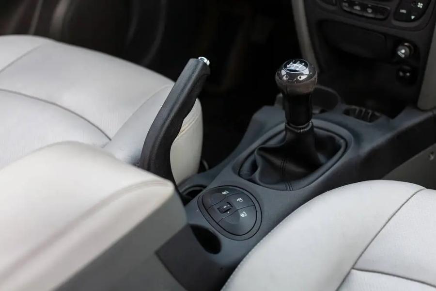 Pelēks Hyundai Santa Fe 2005 Rīga, ar dzinēja tilpumu 2.00 L un nobraukumu 172 tūkst. km par 3995 €, foto 22 vietnē AUTOMOTO.COM.LV