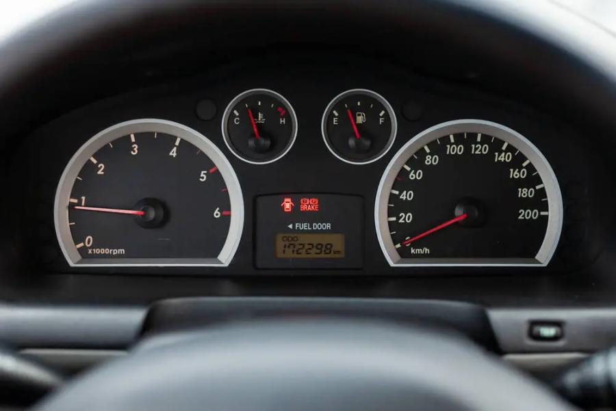 Pelēks Hyundai Santa Fe 2005 Rīga, ar dzinēja tilpumu 2.00 L un nobraukumu 172 tūkst. km par 3995 €, foto 23 vietnē AUTOMOTO.COM.LV
