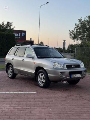 Pelēks Hyundai Santa Fe 2005 Viļņa, ar dzinēja tilpumu 2.35 L un nobraukumu 143 tūkst. km par 1000 €, foto  vietnē AUTOMOTO.COM.LV