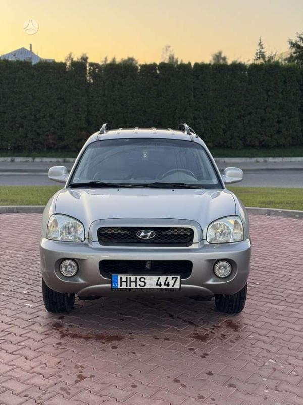 Pelēks Hyundai Santa Fe 2005 Viļņa, ar dzinēja tilpumu 2.35 L un nobraukumu 143 tūkst. km par 1000 €, foto 3 vietnē AUTOMOTO.COM.LV