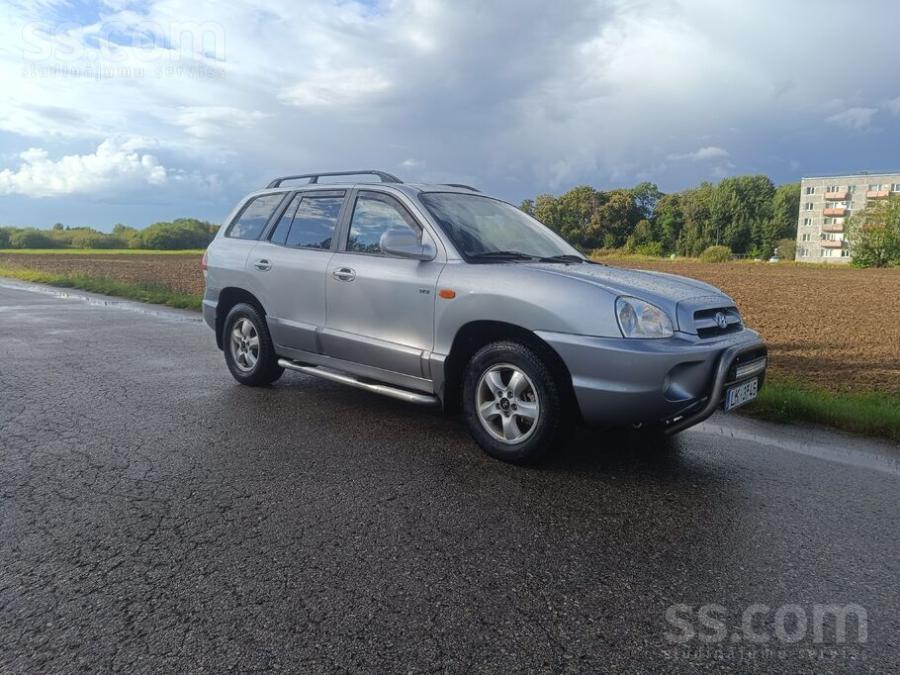 Grey Hyundai Santa Fe 2005 in Daugavpils, with an engine capacity of 2.00 L and mileage of 352 thousand km for 2100 €, photo 1 on AUTOMOTO.COM.LV