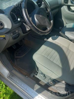 Grey Hyundai Santa Fe 2005 in Jekabpils, with an engine capacity of 2.00 L and mileage of 253 thousand km for 1450 €, photo 6 on AUTOMOTO.COM.LV