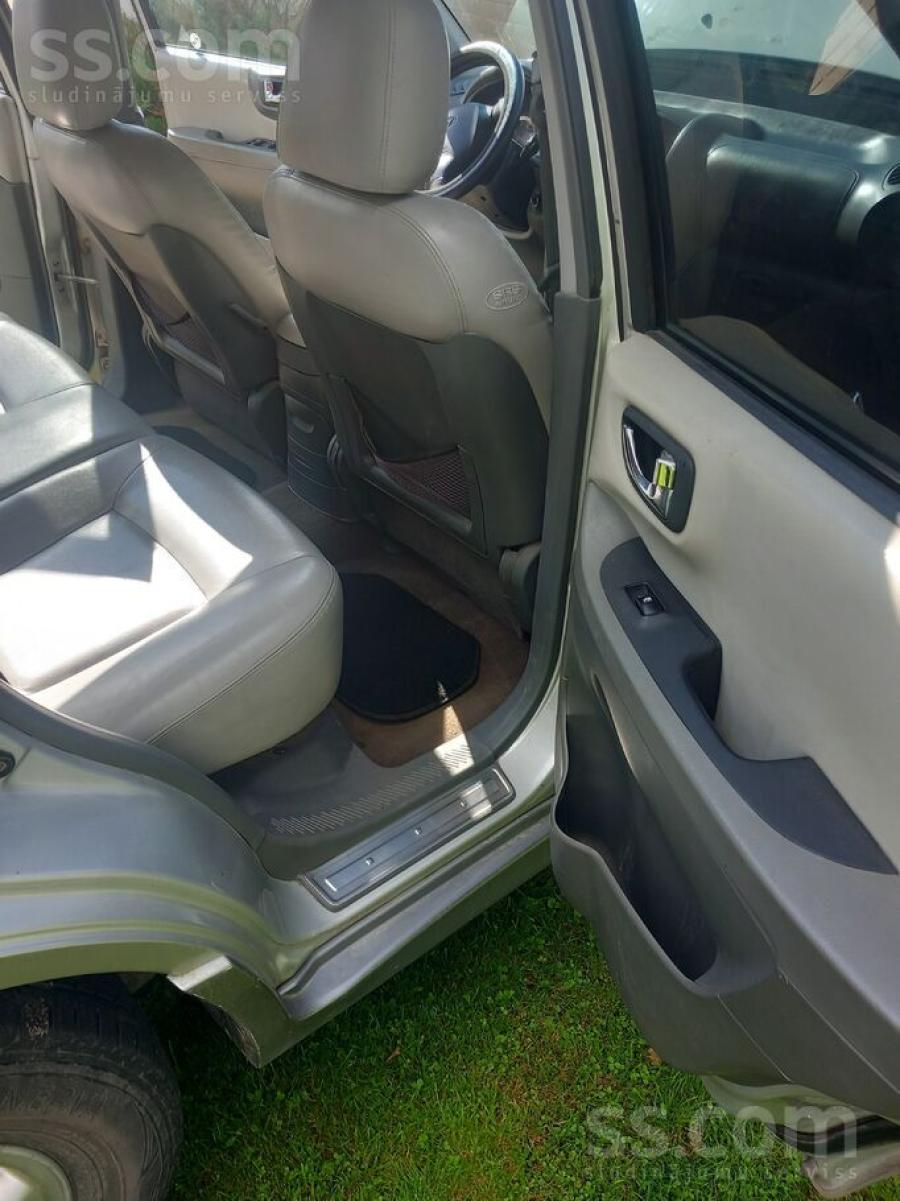 Grey Hyundai Santa Fe 2005 in Jekabpils, with an engine capacity of 2.00 L and mileage of 253 thousand km for 1450 €, photo 7 on AUTOMOTO.COM.LV