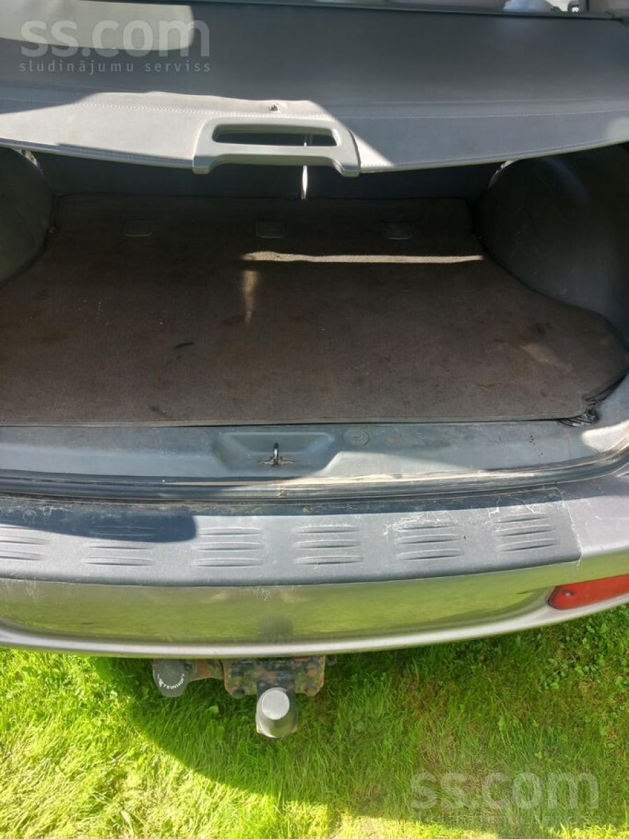 Grey Hyundai Santa Fe 2005 in Jekabpils, with an engine capacity of 2.00 L and mileage of 253 thousand km for 1450 €, photo 8 on AUTOMOTO.COM.LV