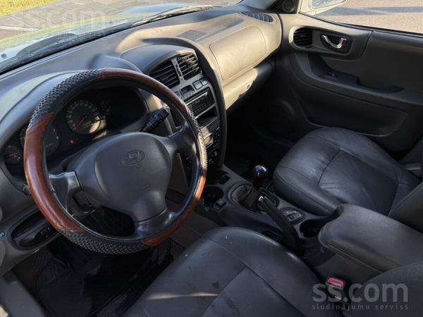 Pelēks Hyundai Santa Fe 2005 Rīga, ar dzinēja tilpumu 2.40 L un nobraukumu 282 tūkst. km par 2300 €, foto 9 vietnē AUTOMOTO.COM.LV