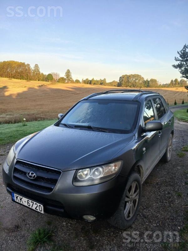 Grey Hyundai Santa Fe 2006 in Rezekne, with an engine capacity of 2.20 L and mileage of 310 thousand km for 3500 €, photo 2 on AUTOMOTO.COM.LV
