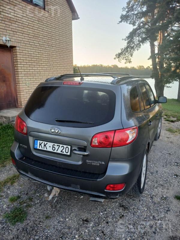 Grey Hyundai Santa Fe 2006 in Rezekne, with an engine capacity of 2.20 L and mileage of 310 thousand km for 3500 €, photo 3 on AUTOMOTO.COM.LV