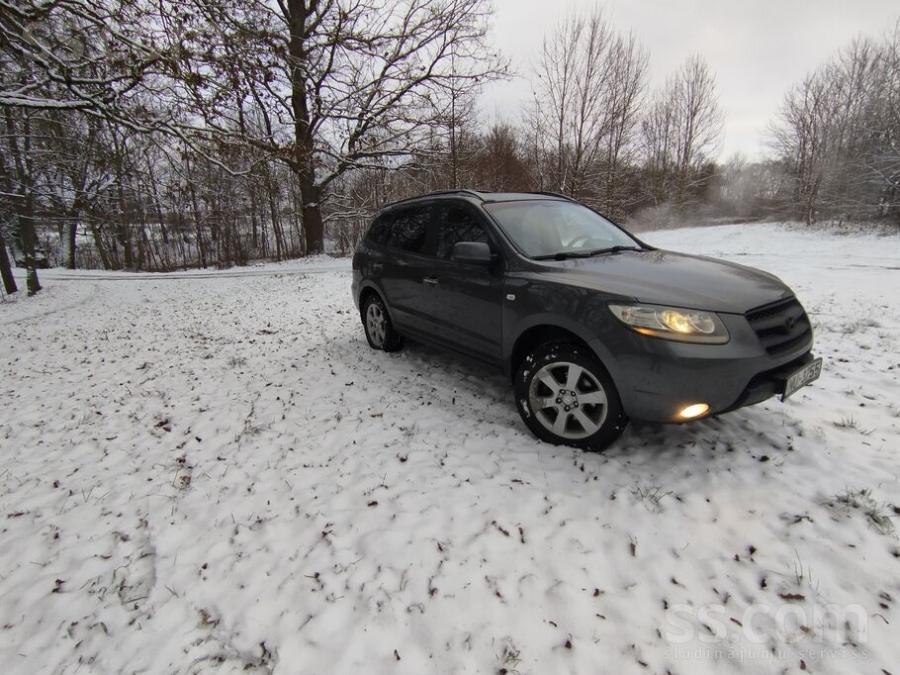 Grey Hyundai Santa Fe 2006 in Dobele, with an engine capacity of 2.20 L and mileage of 290 thousand km for 3550 €, photo 1 on AUTOMOTO.COM.LV