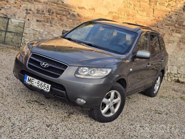 Grey Hyundai Santa Fe 2006 in Cesis, with an engine capacity of 2.20 L and mileage of 294 thousand km for 3500 €, photo 1 on AUTOMOTO.COM.LV
