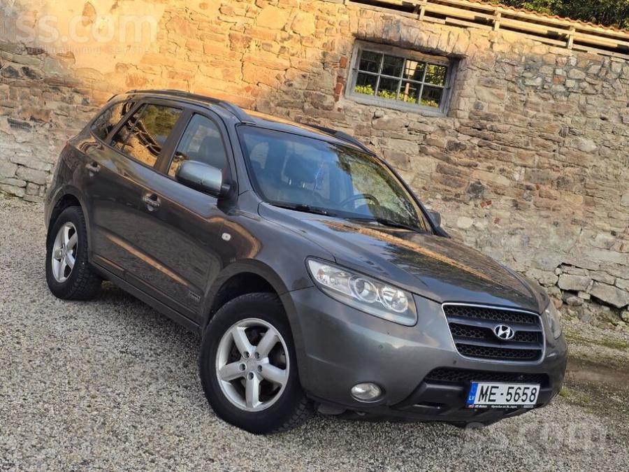 Grey Hyundai Santa Fe 2006 in Cesis, with an engine capacity of 2.20 L and mileage of 294 thousand km for 3500 €, photo 3 on AUTOMOTO.COM.LV