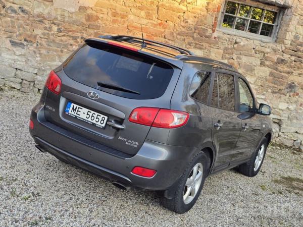 Grey Hyundai Santa Fe 2006 in Cesis, with an engine capacity of 2.20 L and mileage of 294 thousand km for 3500 €, photo 4 on AUTOMOTO.COM.LV