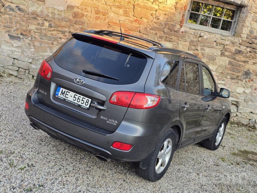 Grey Hyundai Santa Fe 2006 in Cesis, with an engine capacity of 2.20 L and mileage of 294 thousand km for 3500 €, photo 4 on AUTOMOTO.COM.LV