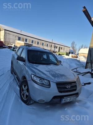 Grey Hyundai Santa Fe 2006 in Aluksne, with an engine capacity of 2.20 L and mileage of 367 thousand km for 1650 €, photo  on AUTOMOTO.COM.LV