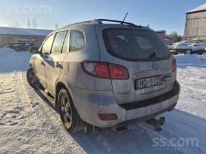 Grey Hyundai Santa Fe 2006 in Aluksne, with an engine capacity of 2.20 L and mileage of 367 thousand km for 1650 €, photo 4 on AUTOMOTO.COM.LV