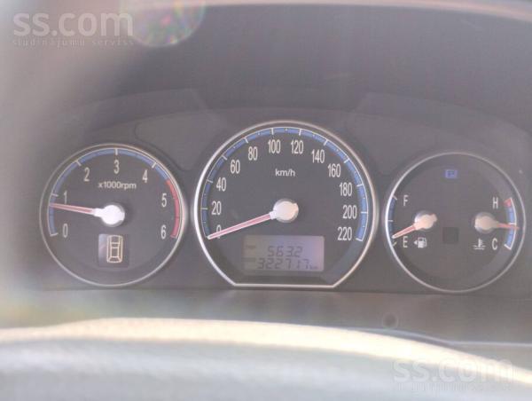 Grey Hyundai Santa Fe 2006 in Daugavpils, with an engine capacity of 2.20 L and mileage of 323 thousand km for 3449 €, photo 6 on AUTOMOTO.COM.LV