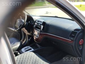 Grey Hyundai Santa Fe 2006 in Daugavpils, with an engine capacity of 2.20 L and mileage of 323 thousand km for 3449 €, photo 13 on AUTOMOTO.COM.LV