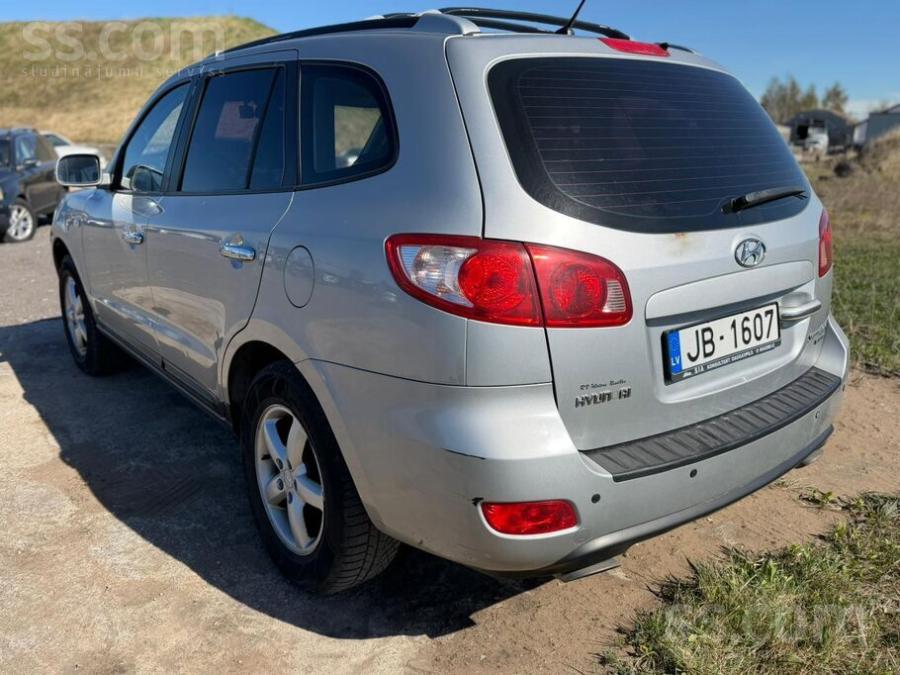 Pelēks Hyundai Santa Fe 2006 Rīga, ar dzinēja tilpumu 2.20 L un nobraukumu 293 tūkst. km par 2350 €, foto 5 vietnē AUTOMOTO.COM.LV