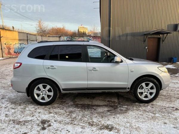 Grey Hyundai Santa Fe 2006 in Riga, with an engine capacity of 2.20 L and mileage of 165 thousand km for 1590 €, photo 1 on AUTOMOTO.COM.LV