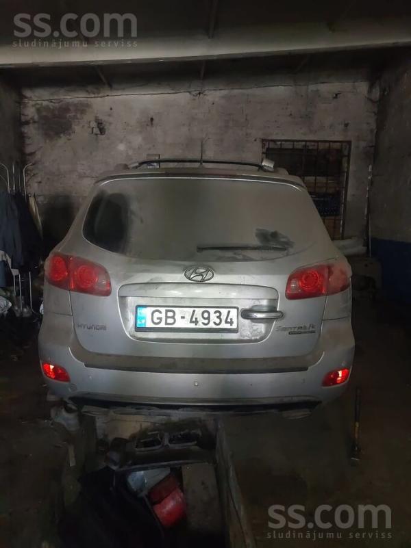 Grey Hyundai Santa Fe 2006 in Riga, with an engine capacity of 2.20 L and mileage of 165 thousand km for 1590 €, photo 4 on AUTOMOTO.COM.LV